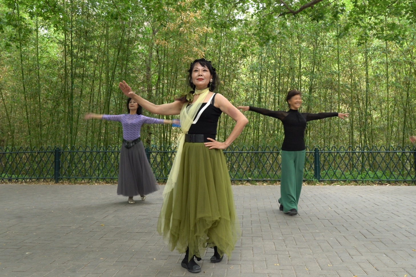 紫竹院广场舞《一路花香》节奏动感,杜老师舞步欢快 凤凰网视频 凤凰网