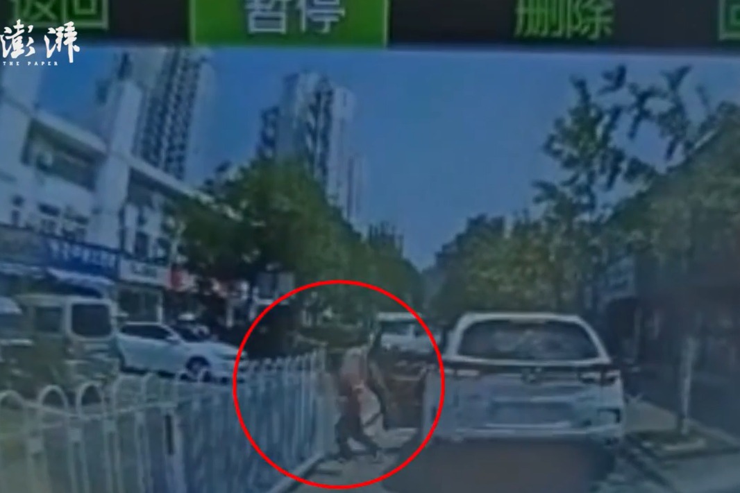 合肥一男孩下车后横穿马路 被迎面驶来的面包车撞击!凤凰网视频凤凰网