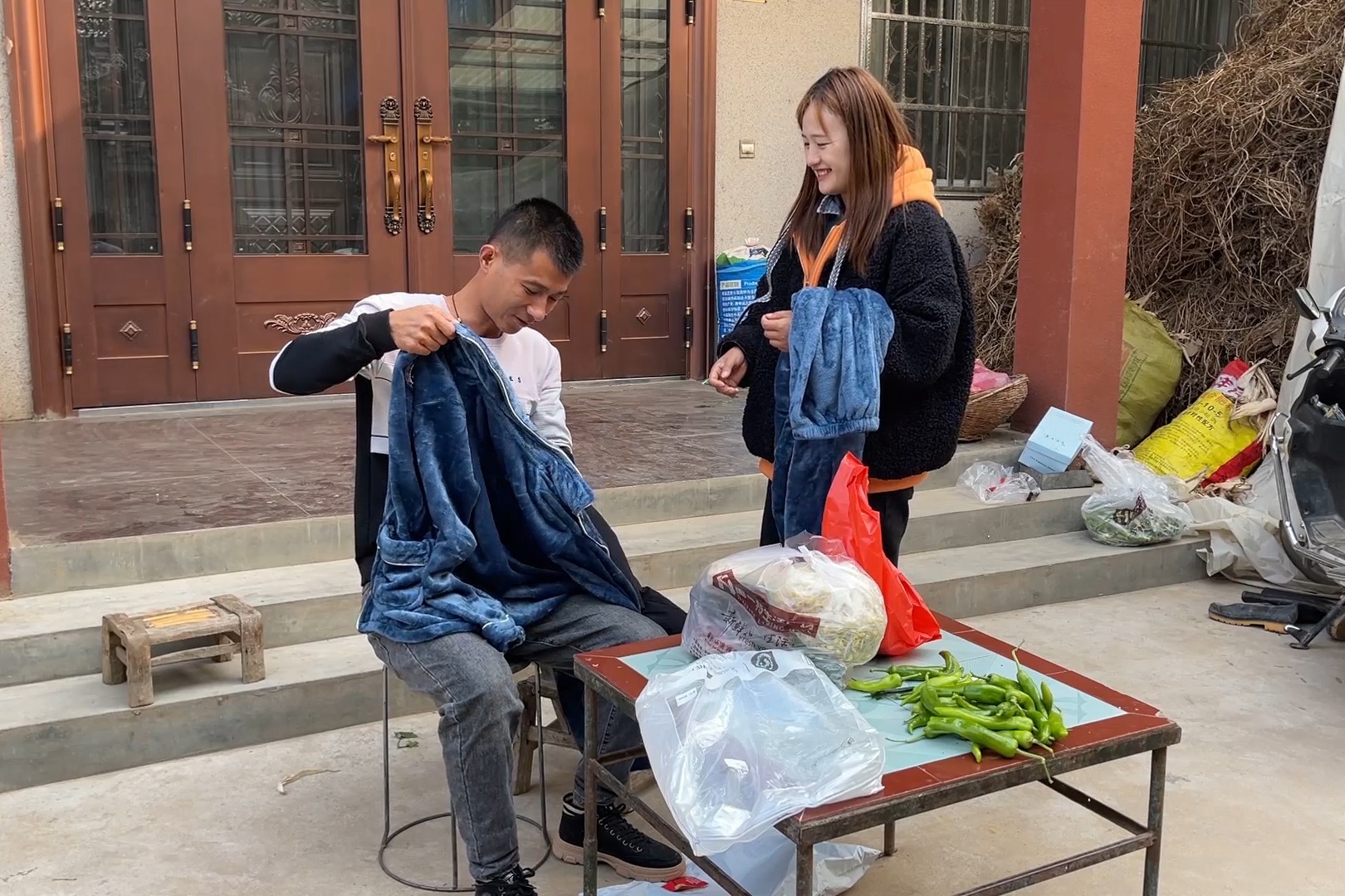 妹妹寄来一个包裹，送给哥哥当生日礼物，嫂子在旁看着也高兴凤凰网视频凤凰网