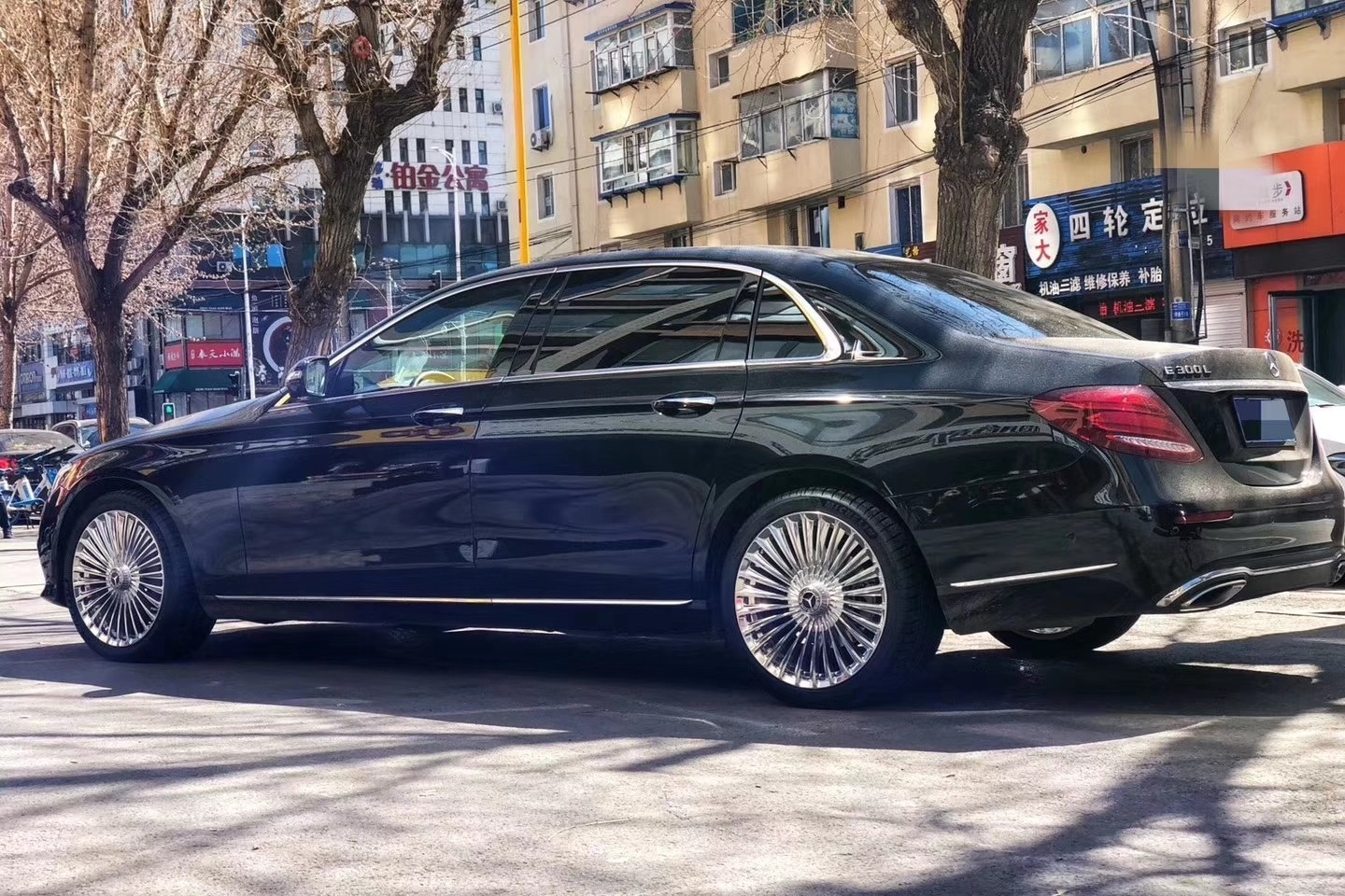 奔驰e300l原车17寸轮毂升级置换19寸1916款锻造轮毂_凤凰网视频_凤凰网