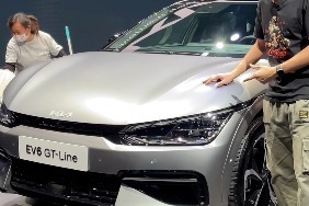 谁说韩系车不行了？最快3.5s可破百，续航600km！起亚EV6太帅了_凤凰网视频_凤凰网