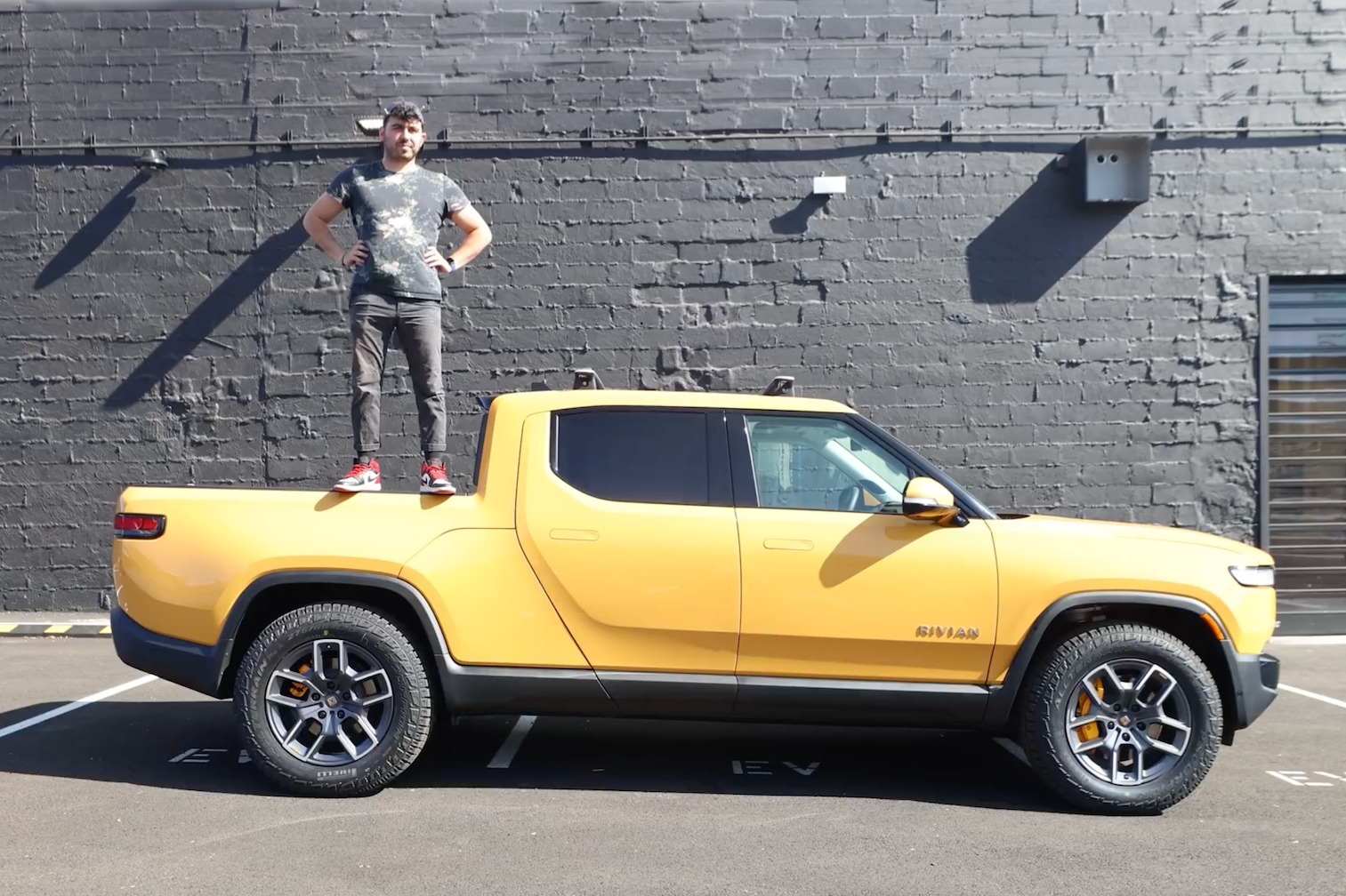 Cars01字幕组丨有望引进 体验Rivian R1T电动皮卡_凤凰网视频_凤凰网