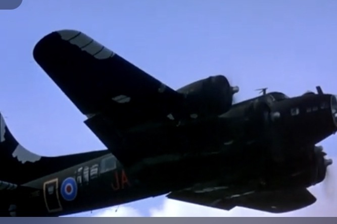 《虎口脱险》的轰炸机不是“兰开斯特”而是B-17，剧组也太马虎了_凤凰网