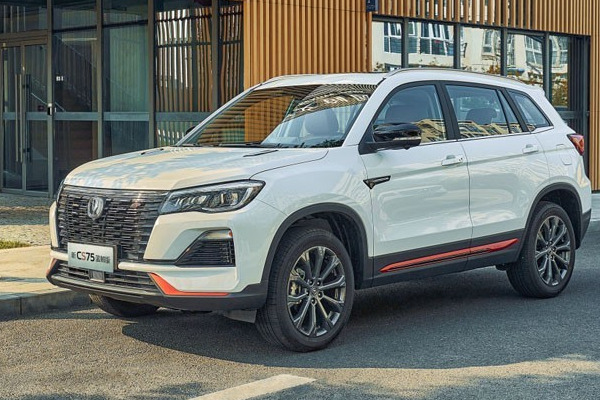 1.5T/180马力 长安CS75蓝鲸版亮相_凤凰网