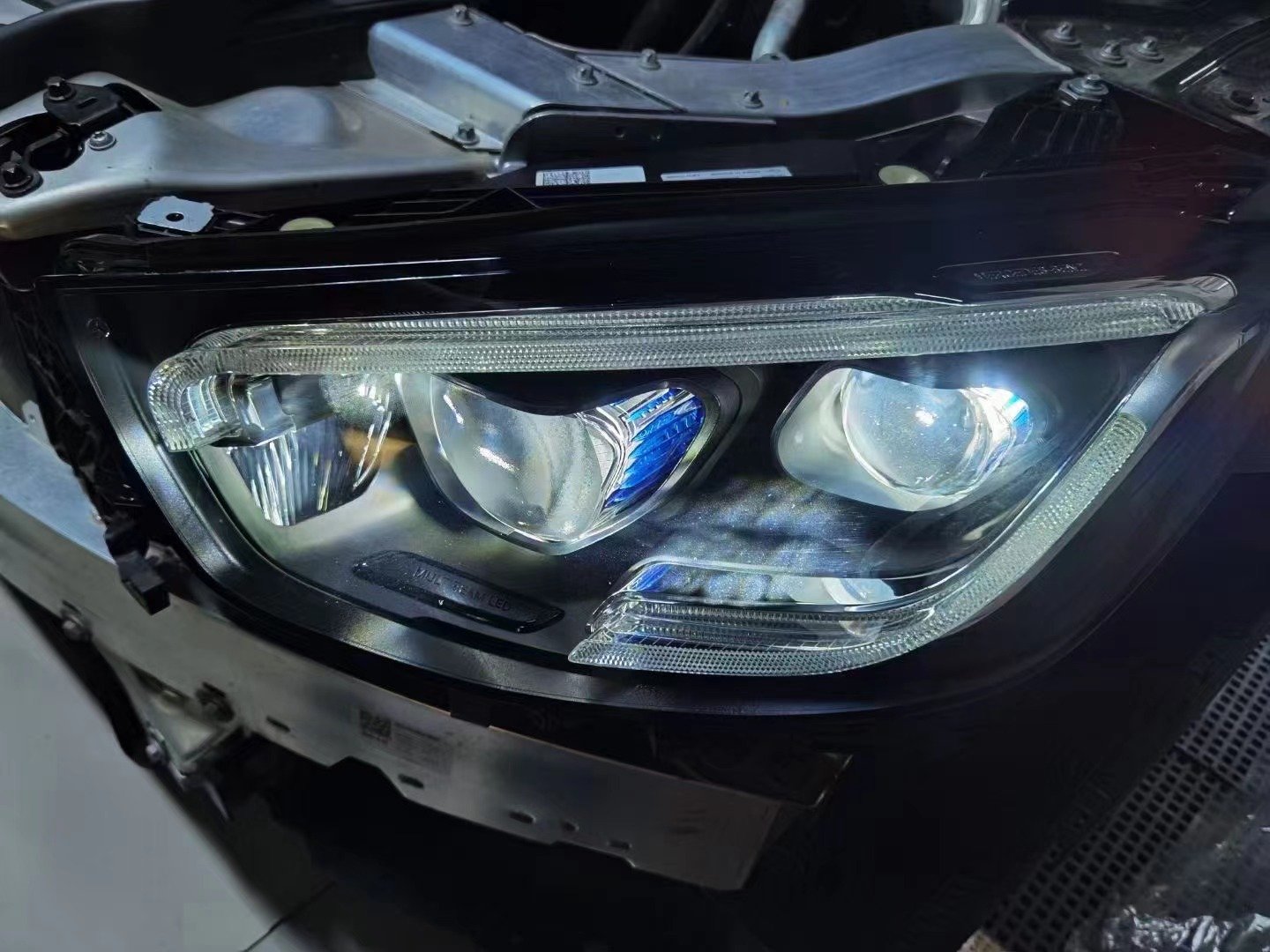 22款奔驰GLC260升级几何多光速LED智能大灯效果功能展示__凤凰网