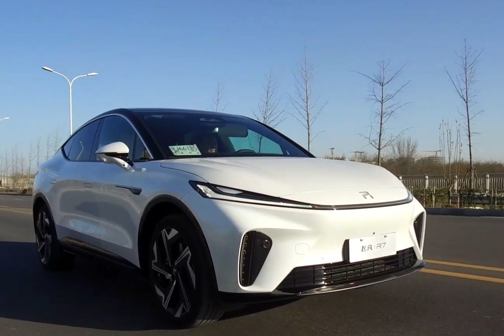 分秒试驾：看起来神似大号Model Y？其实全面超越它的飞凡R7_凤凰网视频_凤凰网