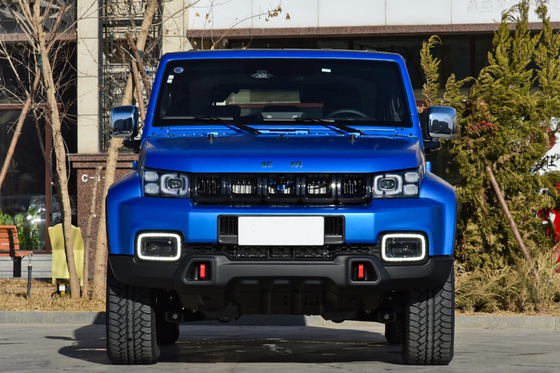 BJ40刀锋英雄柴油版：续航超1000km的硬派越野车，配3把锁＋8AT_凤凰网