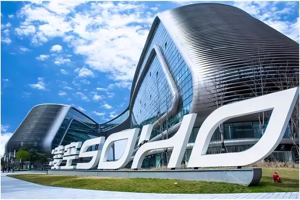 SOHO中国十年首亏，潘石屹全身难退_凤凰网