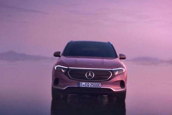 奔驰电动主力 新款EQA、EQB上市，售32.18万元起_凤凰网视频_凤凰网