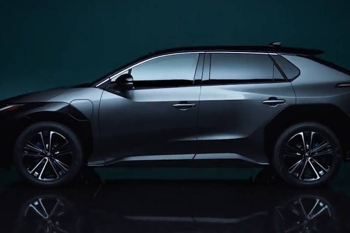 电动平台首款车型 广汽丰田bZ4X预售，22-30万_凤凰网视频_凤凰网