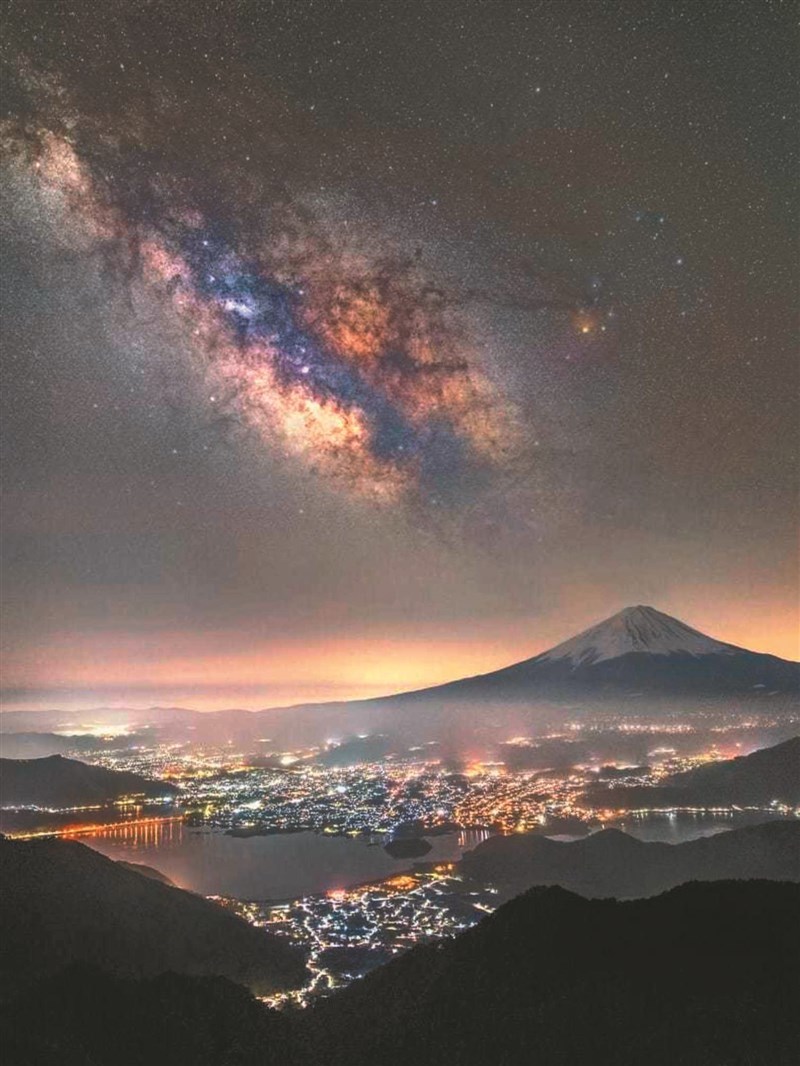 年度银河系摄影 展现璀璨星空__凤凰网