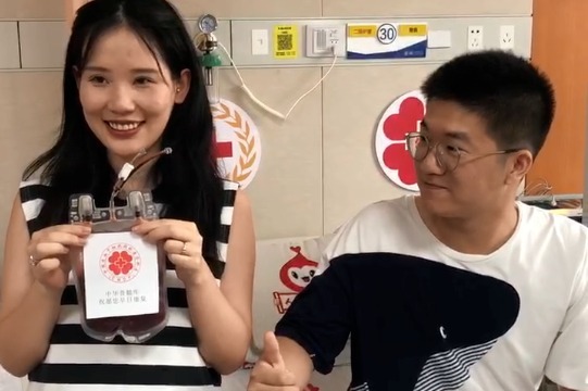 小伙突然住院，妻子全程喂饭：嫁给他，我好自豪！凤凰网