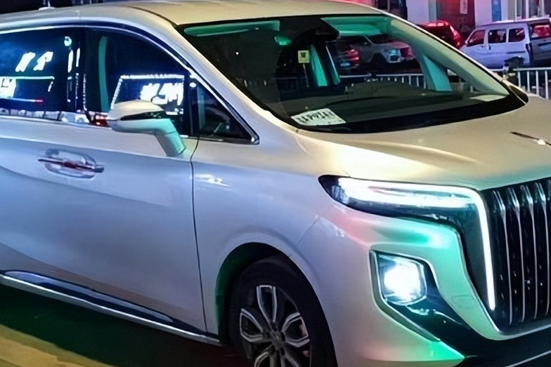 红旗首款MPV街拍曝光 命名HM9 或8月份上市_凤凰网