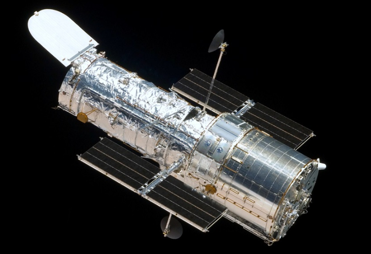 哈勃望远镜下的天体之眼NGC5728：棒旋星系光芒明亮 宇宙尘埃散落__凤凰网