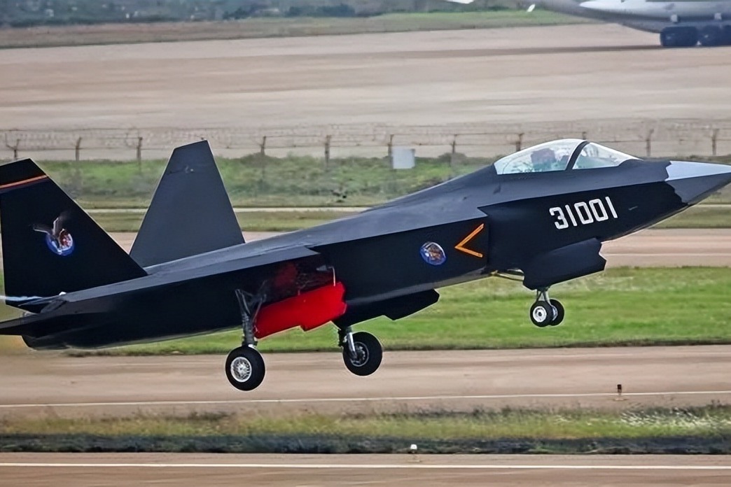 又想盖过中国一头？韩国KF-21战斗机，是中国FC-31的外销对手吗？_凤凰网