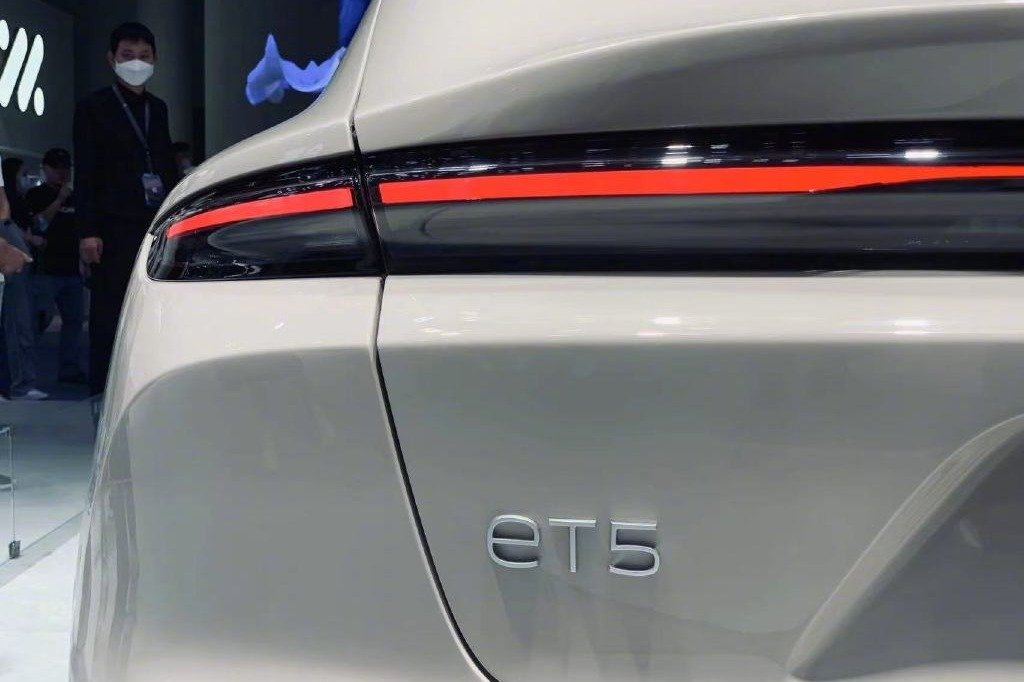 ET5镜空粉实车亮相！ET5补贴前起售价32.8万元-38.6万元_凤凰网
