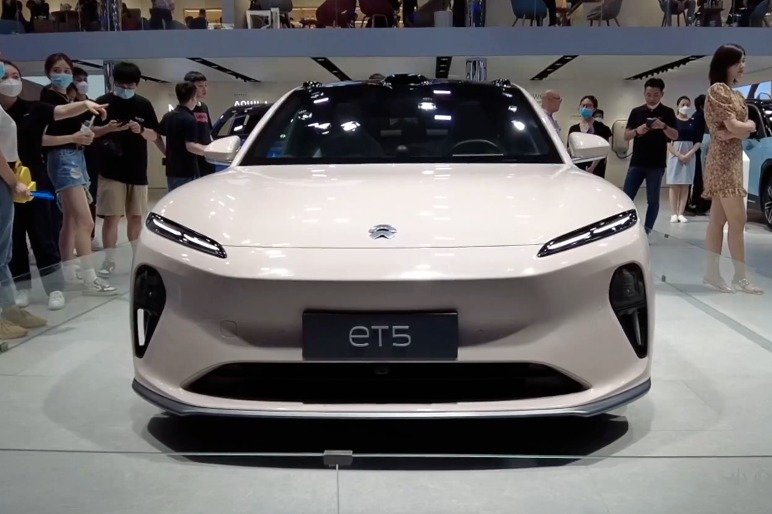 蔚来ET5镜空粉亮相成都车展 真有实力干掉BMW 3系？_凤凰网视频_凤凰网