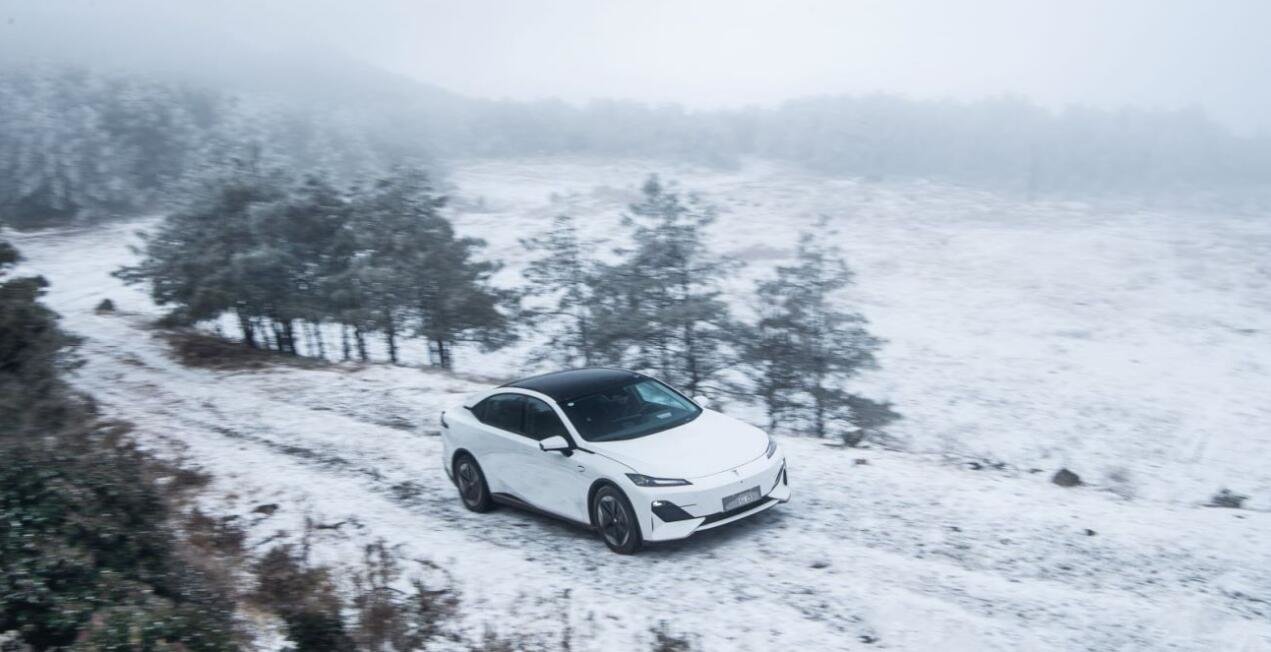 过瘾！一口气跑完1200公里 开深蓝SL03增程版打卡香格里拉 _凤凰网汽车_凤凰网