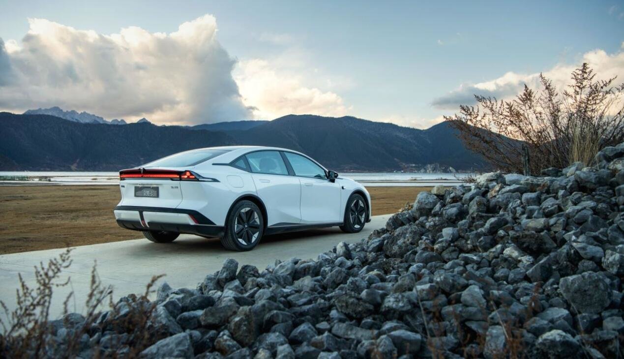 过瘾！一口气跑完1200公里 开深蓝SL03增程版打卡香格里拉 _凤凰网汽车_凤凰网