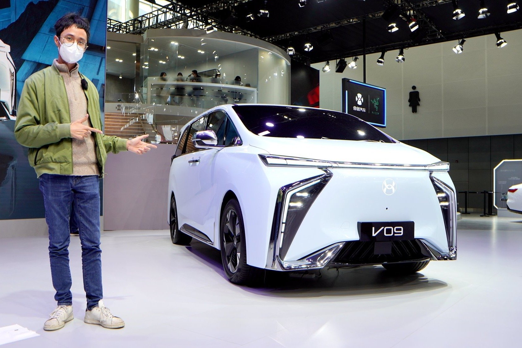 车展体验合创V09：别人车内放电视，我放游戏机！_凤凰网视频_凤凰网